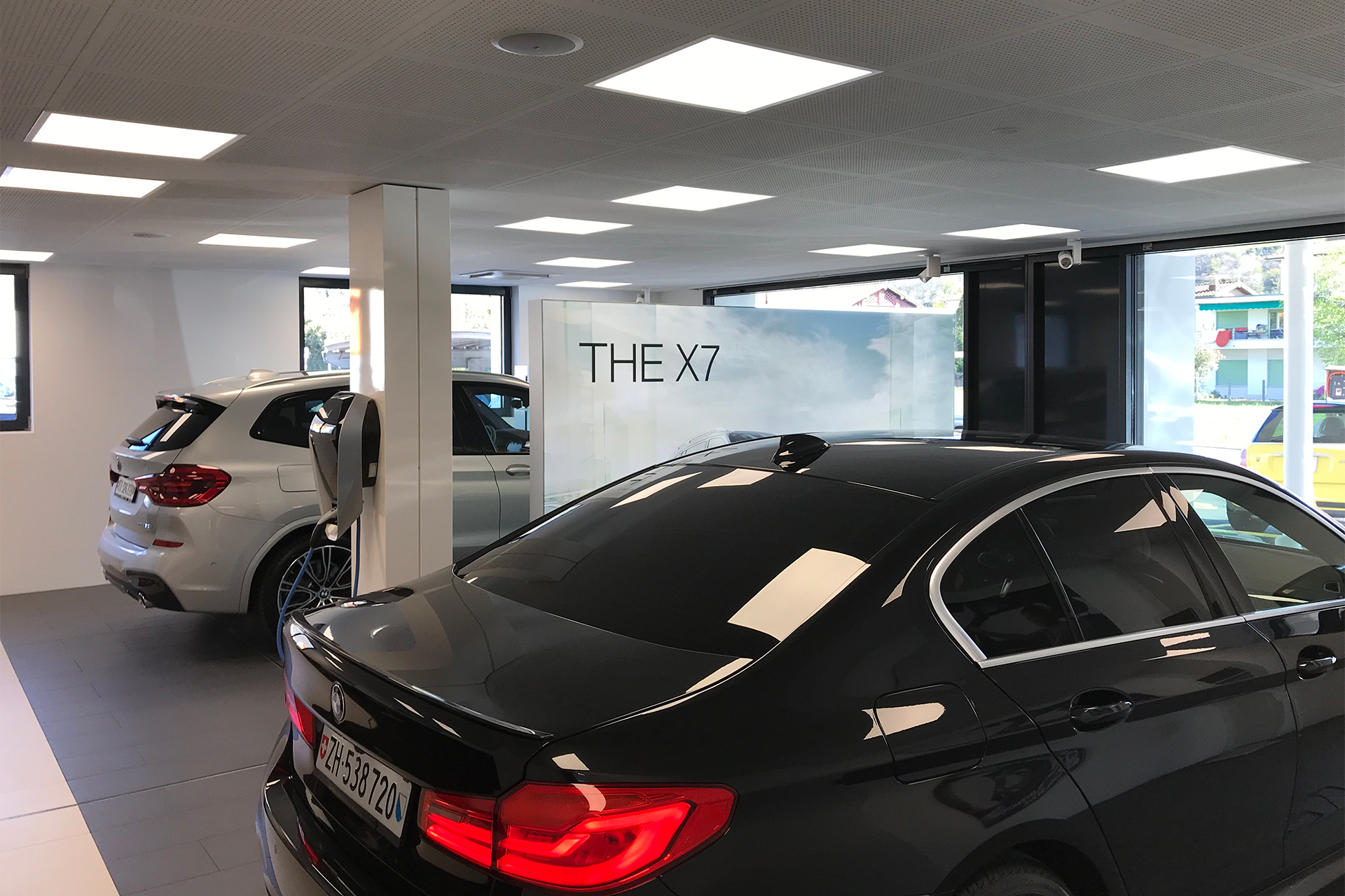 Lichtprojekt Emil Frey SA BMW Showroom - Elektro-Material AG