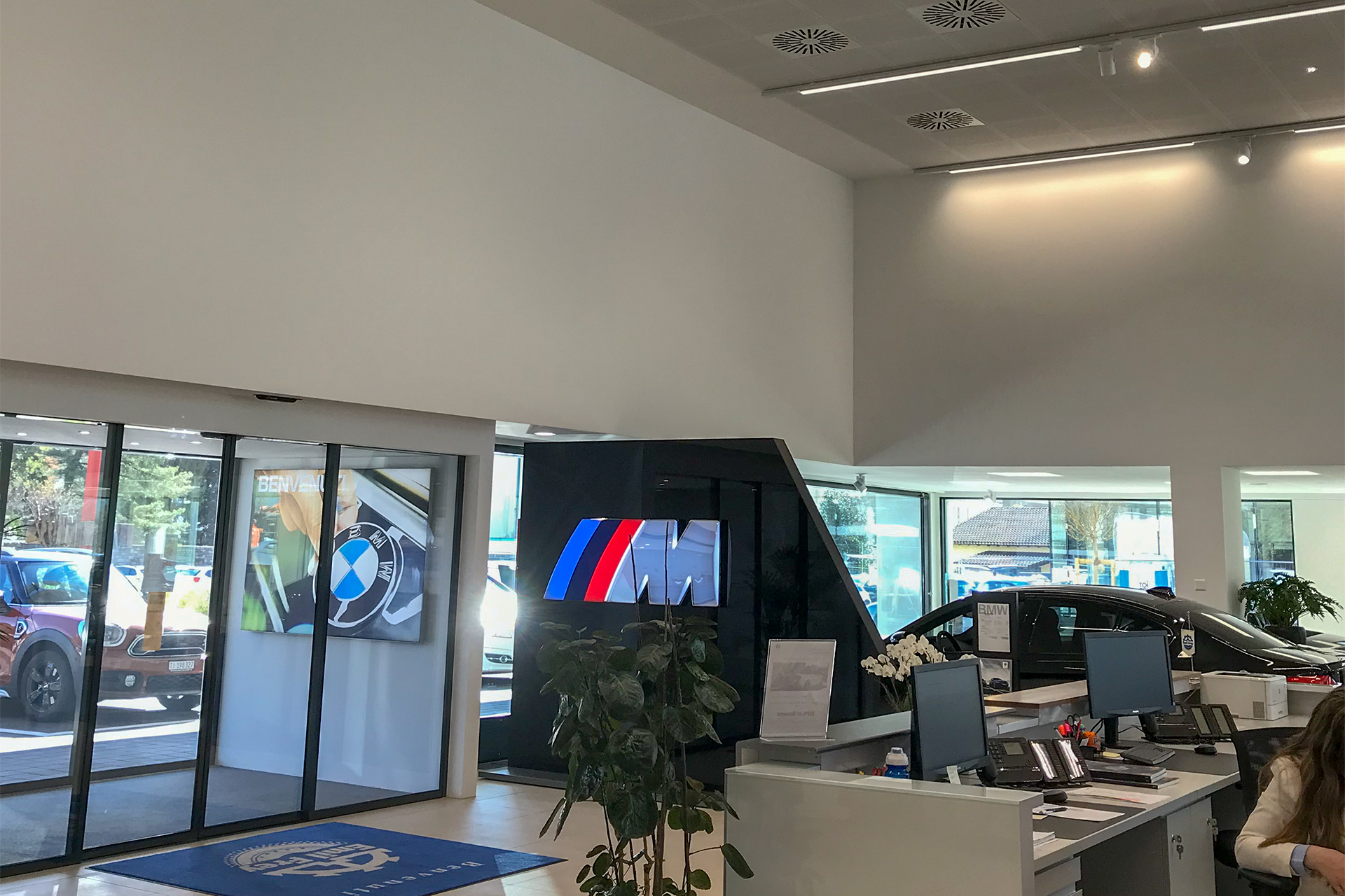 Lichtprojekt Emil Frey SA BMW Showroom - Elektro-Material AG